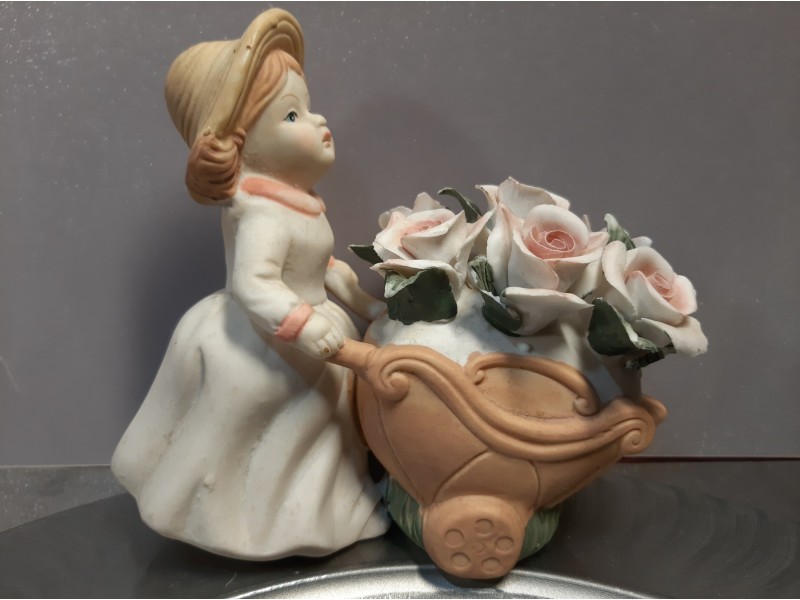 STARA BISKVIT PORCELANSKA FIGURA DEVOJCICA RUŽE