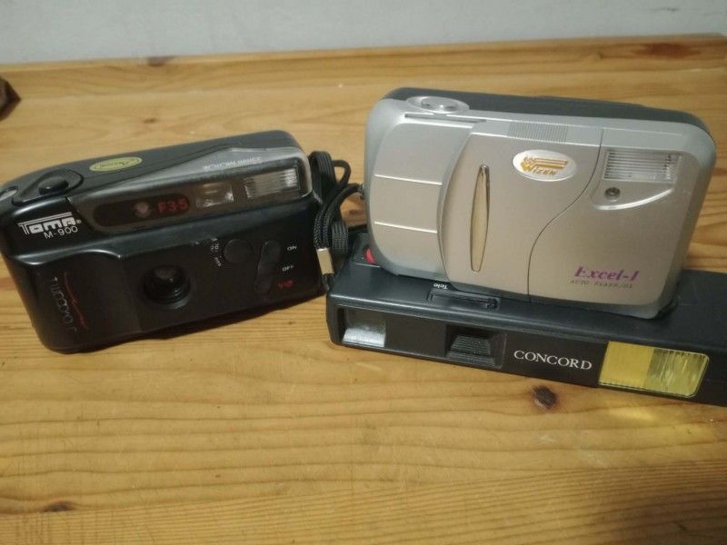 Lot od 3 kompaktna retro fotoaparata na film TOMA, WIZE