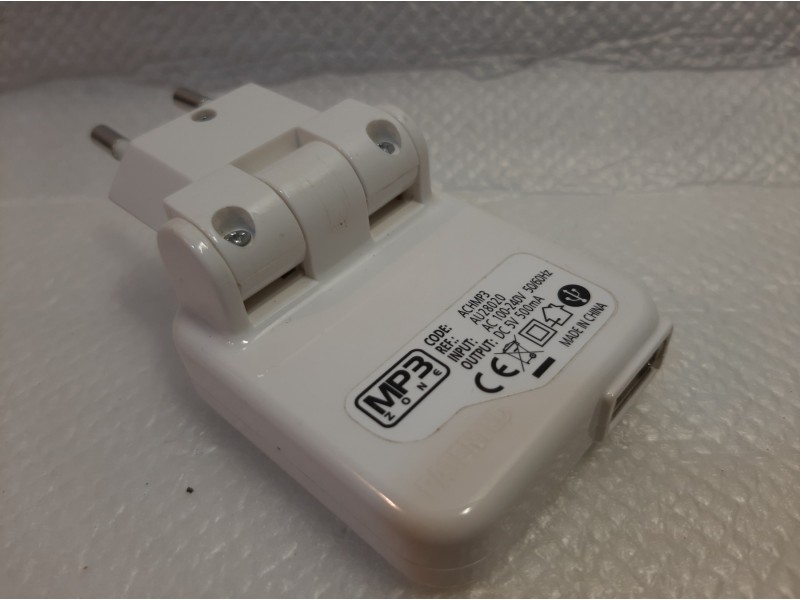 ZGLOBNI USB PUNJAČ ADAPTER ZA MANJE BATERIJE 500MA