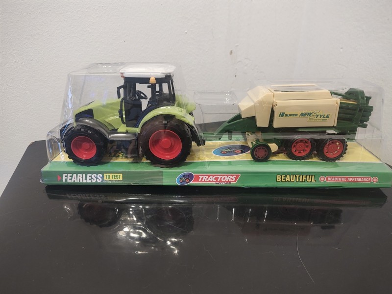 Traktor sa balirkom