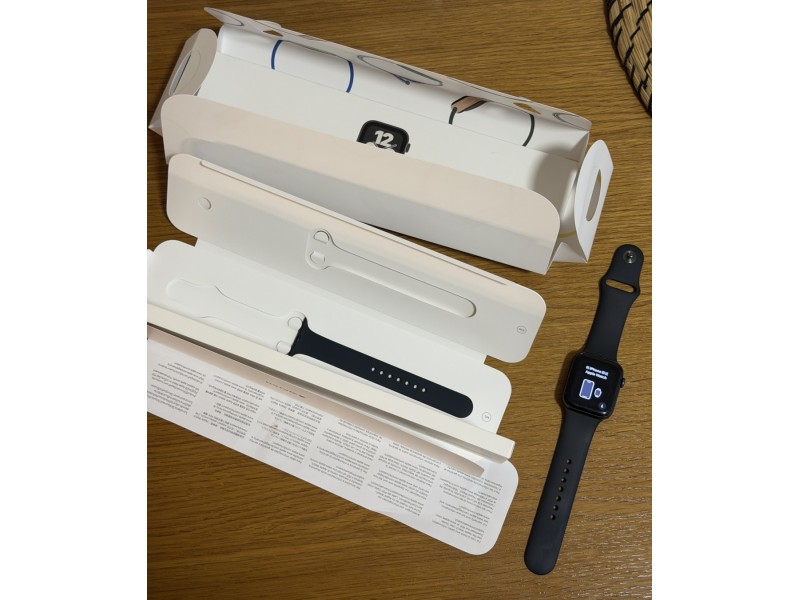 Apple Watch SE 44mm – Odlično stanje