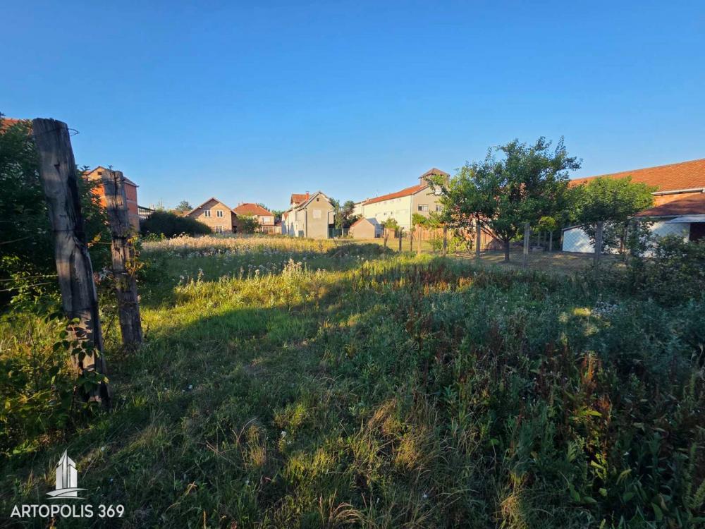 850m od centra, deljiv, izlaz na dve ulice, 2 kuće ID#1427
235.000 €