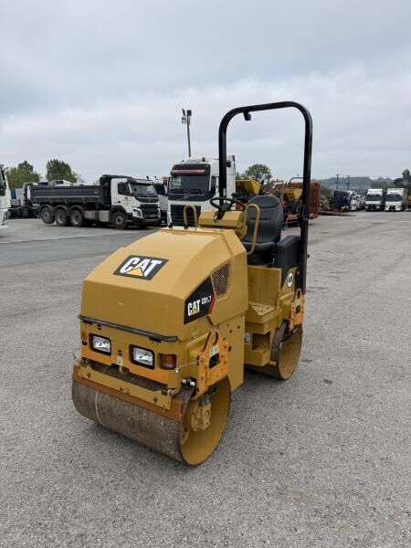 Caterpillar CB17 mali valjak