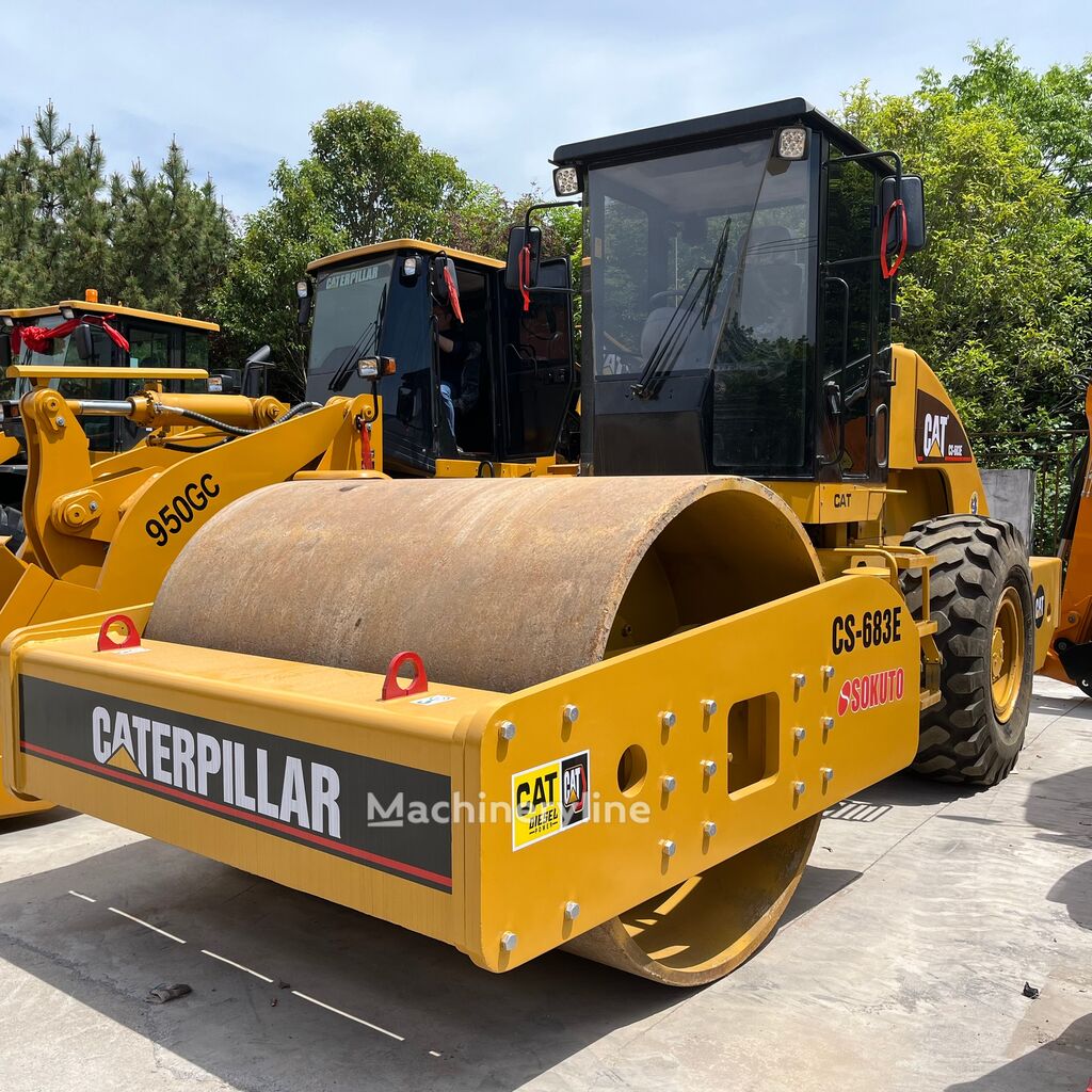 Caterpillar CS683E kompaktor s jednim valjkom