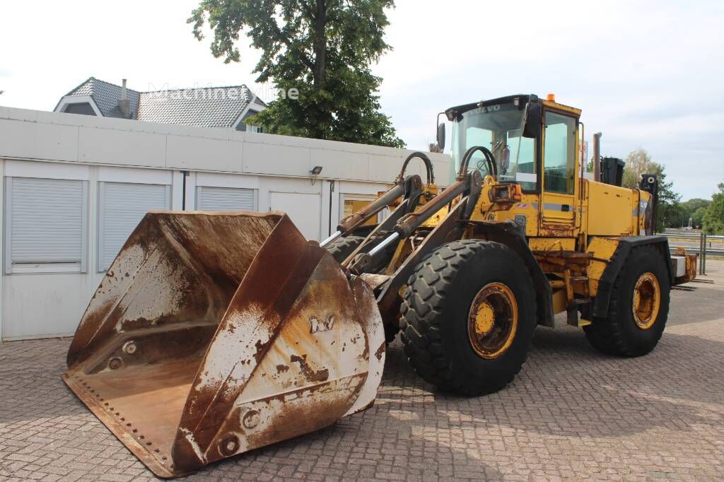 Volvo L 120 B prednji utovarivač