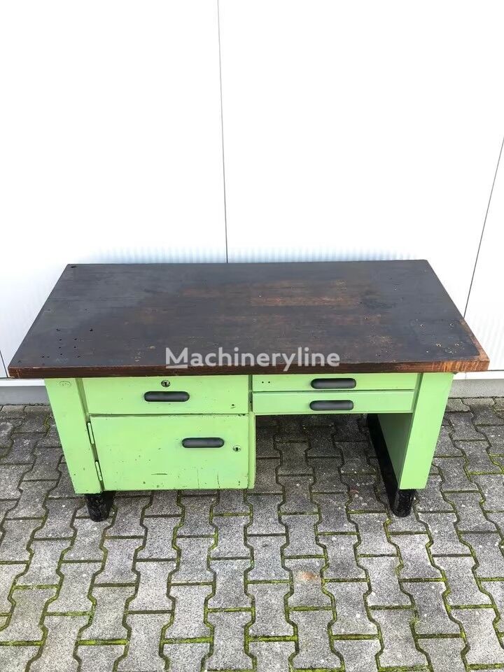 Mit 3 Schubladen und einer Schwenktür radni stol