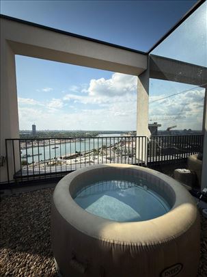Penthouse sa pogledom na reku