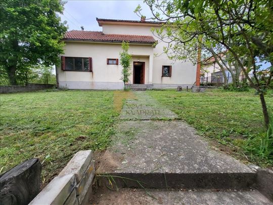 Porodična kuća u Sremčici 400m2