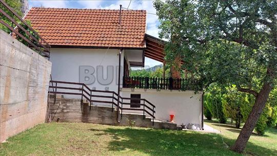 Prelepa kuća u vikend naselju Sićevo, 80m2, 1340m2