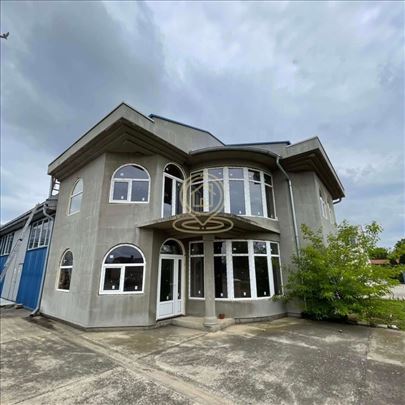 Poslovni prostor 170m² sa ograđenim platoom od 900