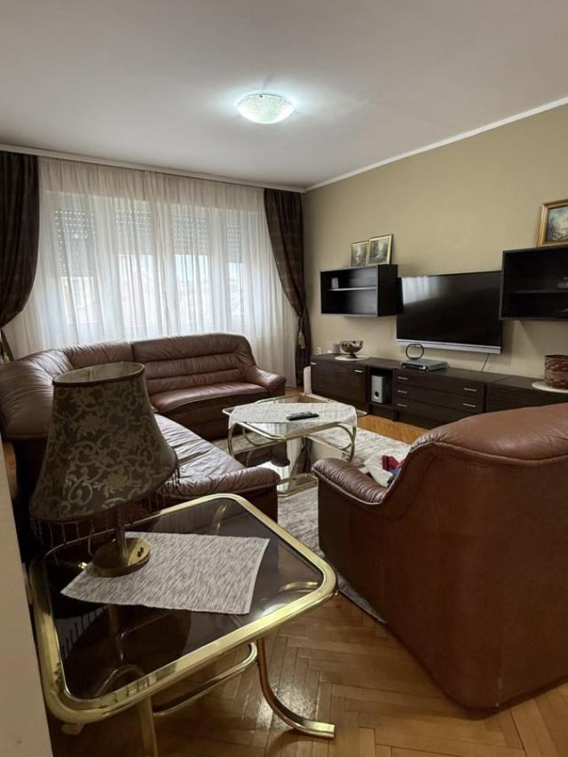 Lux četvorosoban stan u ulici 7. juli