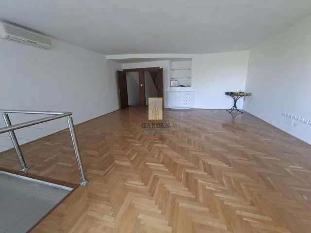 Uknjižen prelep stan