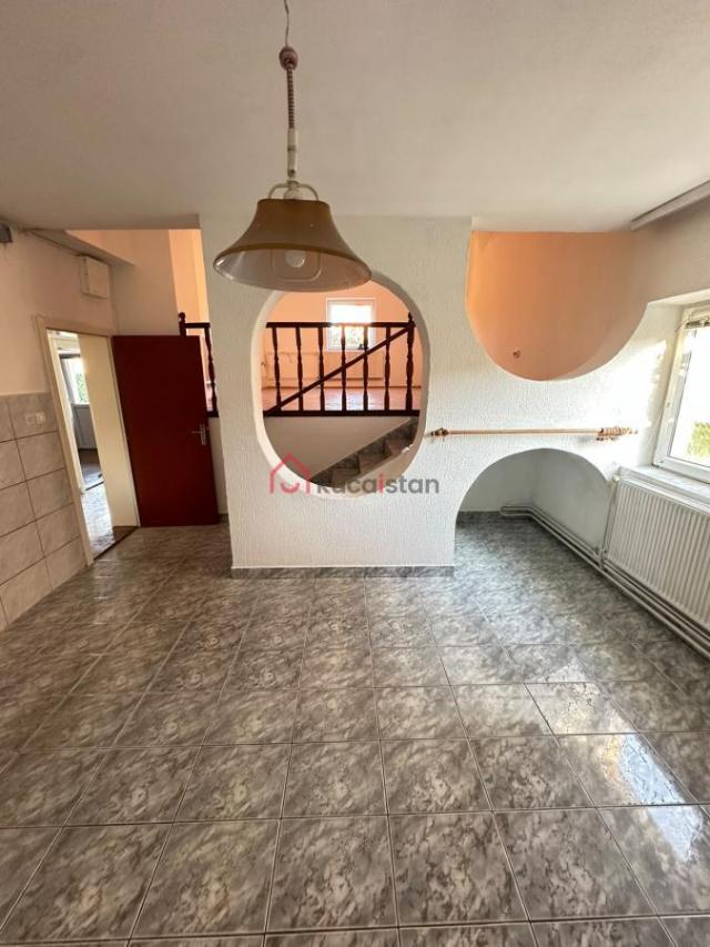 Šestosobna porodična kuća sa garažom i dvorištem - Adice - 159 m²
