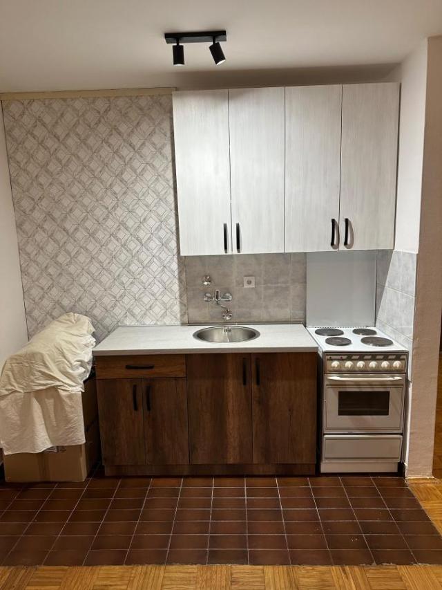 Garsonjera na Novom Naselju, 27 m², prvi sprat