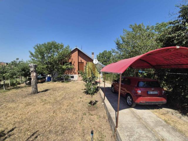 Vikendica sa bazenom i panoramskim pogledom na Dunav – Krčedin, plac 1.500 m²