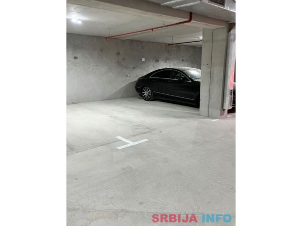 Izdajem garazno mesto nova zgrada dunavska