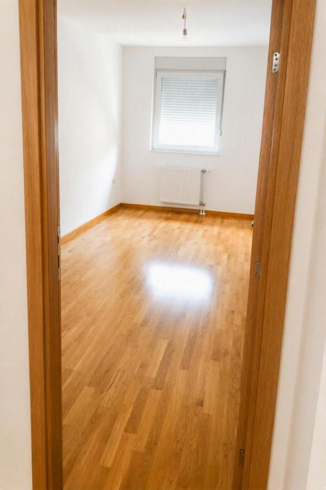 Odličan dvoiposoban stan