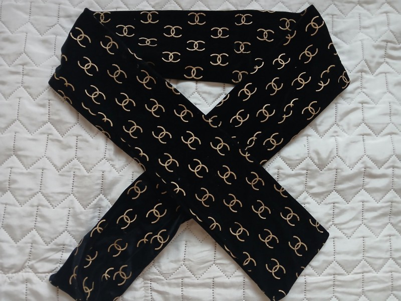 Chanel crno-zlatni plisani CC monogram sal