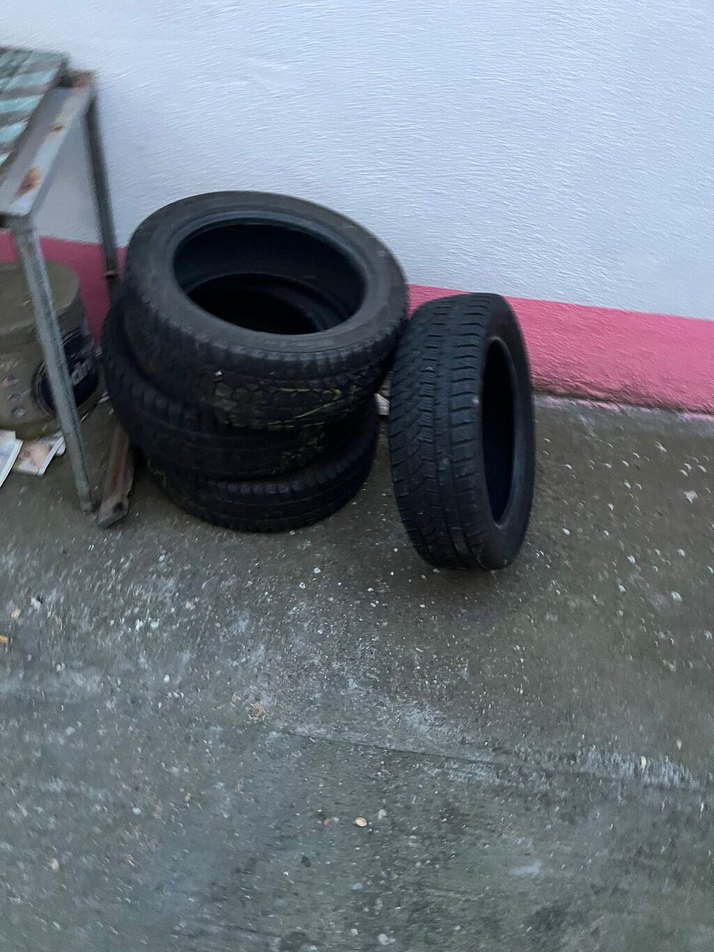 Prodajem zimske gume nove za 40€ su dve gume sve četri su 80€ Hitno mi