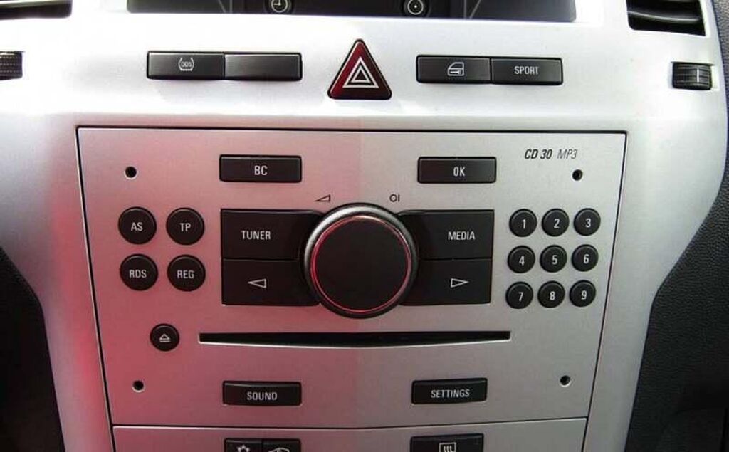 RADIO / CD ZA OPEL ZAFIRA | Polovni originalni delovi za Opel Zafira