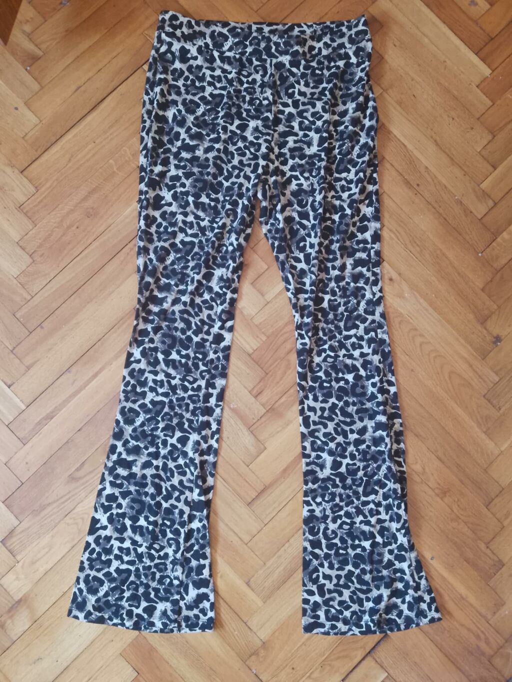 Ženske pantalone sa leopard desenom - Model: širene nogavice (blago