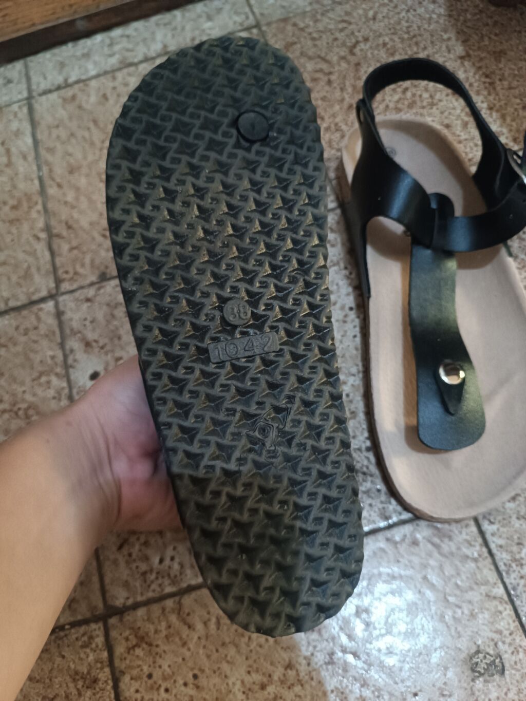 Ženske sandale – model sa kaišem preko pete i T-remenom između