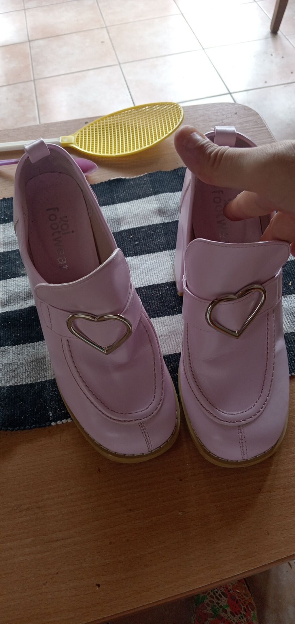 Ženske kozne cipele na štiklu u nežno roze boji, sa upečatljivim