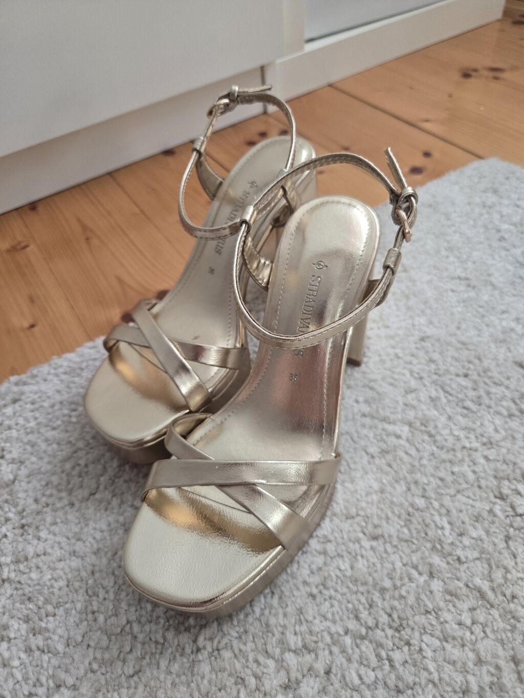 Zlatne sandale na platformu – Stradivarius - Brend/model