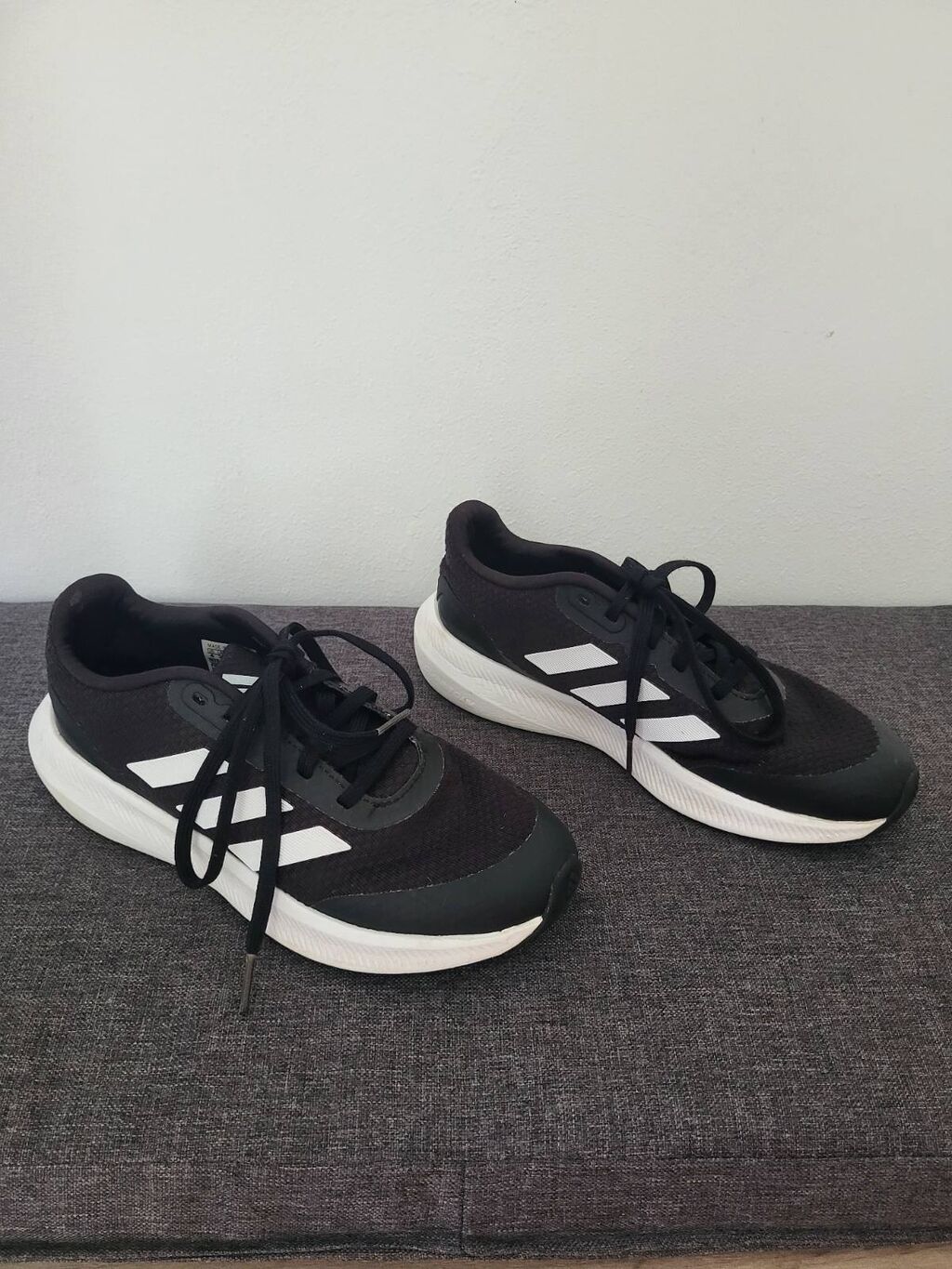 Adidas patike za trčanje – crno‑bele - Model: Adidas (tri bele pruge