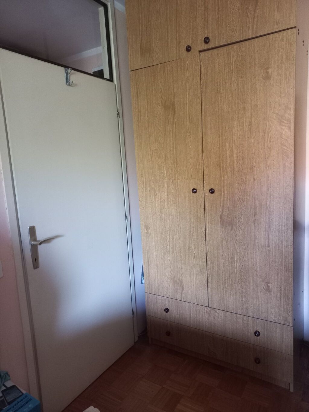 Ormar.Oplemenjena iverica. Visina 255 cm. Širina 105 cm. Dubina 57 cm