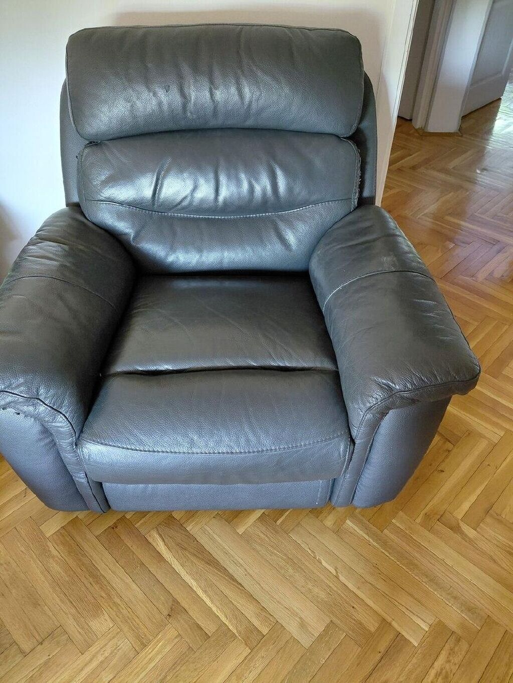 Kožna fotelja sa mehanizmom za ležanje (recliner) U odličnom stanju. -