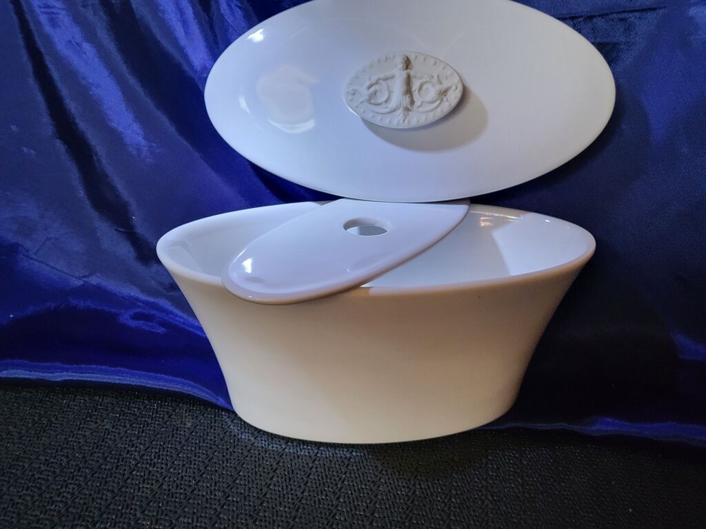 Revol luksuzni porcelanski pekac Francuska. Sve o pekacu na 2 slici