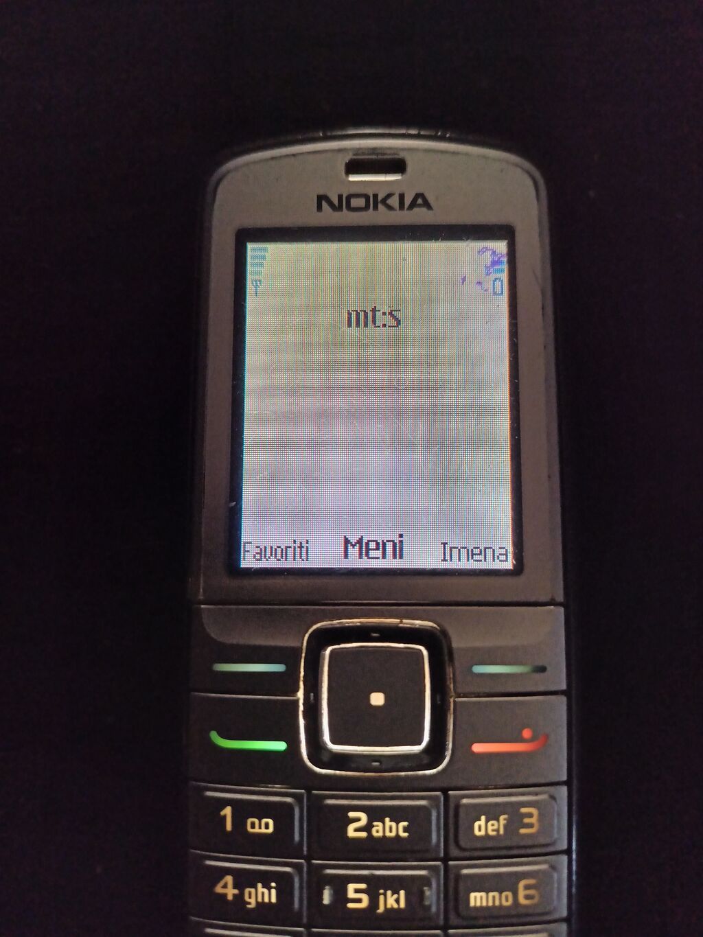 Nokia klasični mobilni telefon sa fizičkom tastaturom - Model iz