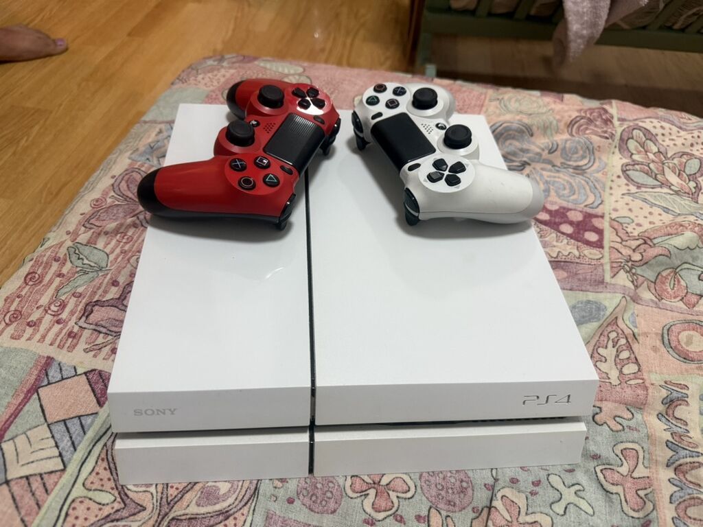 Sony PlayStation 4 – bela verzija, sa dva DualShock 4 bežična