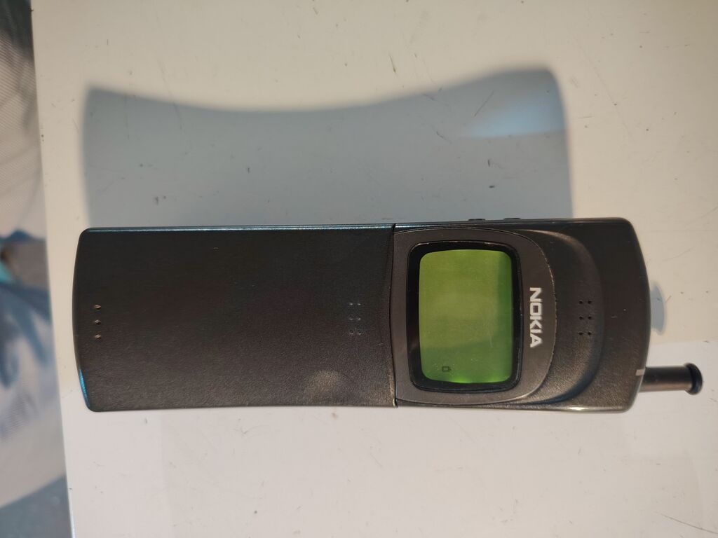 Nokia 8110 – klasični „banana“ telefon sa kliznim poklopcem, nova
