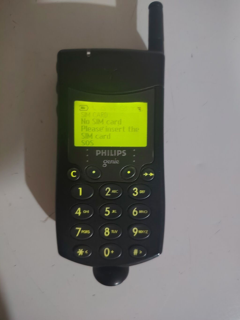 Philips Genie – klasični GSM telefon sa eksternom antenom.Kao nov