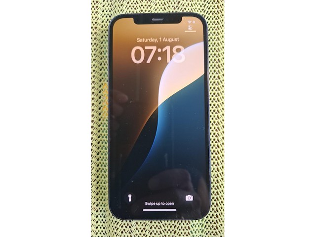 iPhone 12 64GB crni odlicno stanje