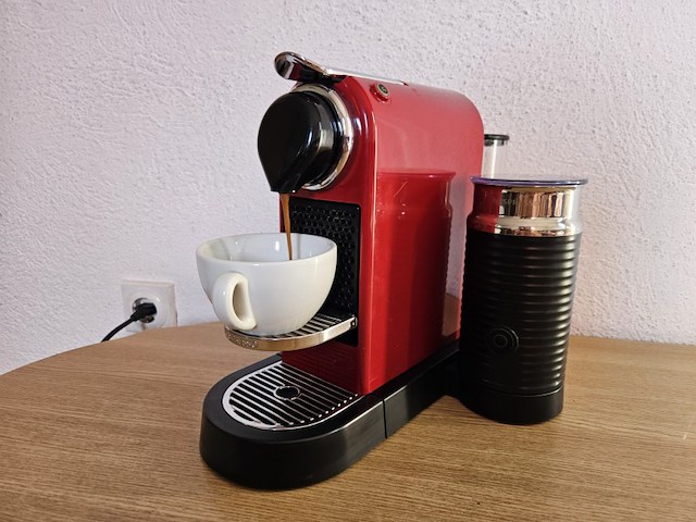 Aparat za kafu Nespresso Turmix CitiZ Milk TX 275 mleko