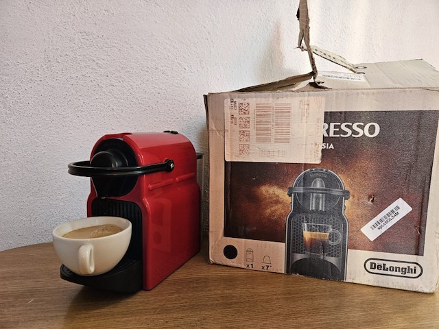 Crveni Nespresso aparat za kafu masina Krups Inissia XN