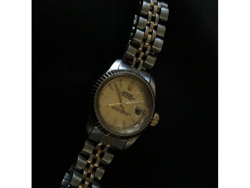 Ženski sat u srebrno-zlatnom Datejust stilu
