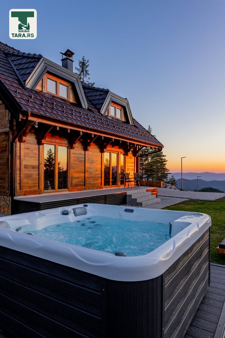 REI MOUNTAIN HOUSE