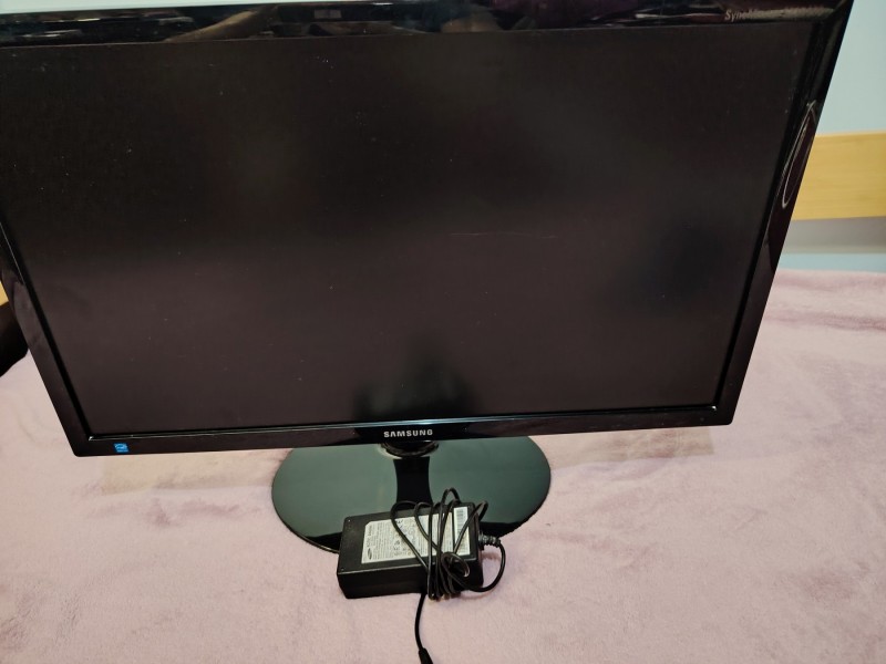Led monitor Samsung - za delove