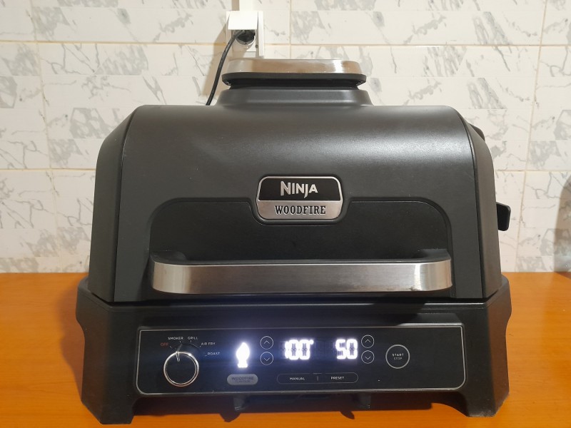 Ninja Woodfire Pro XL Električni Roštilj i Pušnica