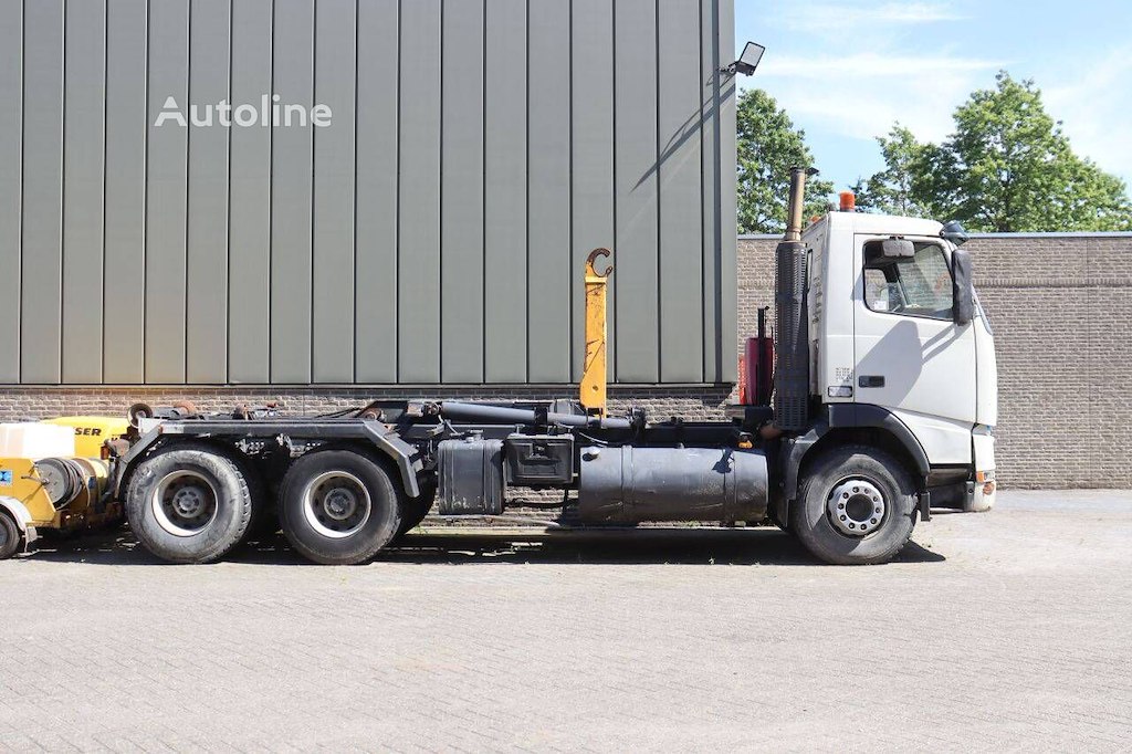 Prodaje se Volvo FH12 rol kiper sa kukom na aukciji