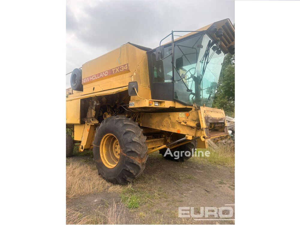 Prodaje se New Holland TX34 kombajn za žito na aukciji