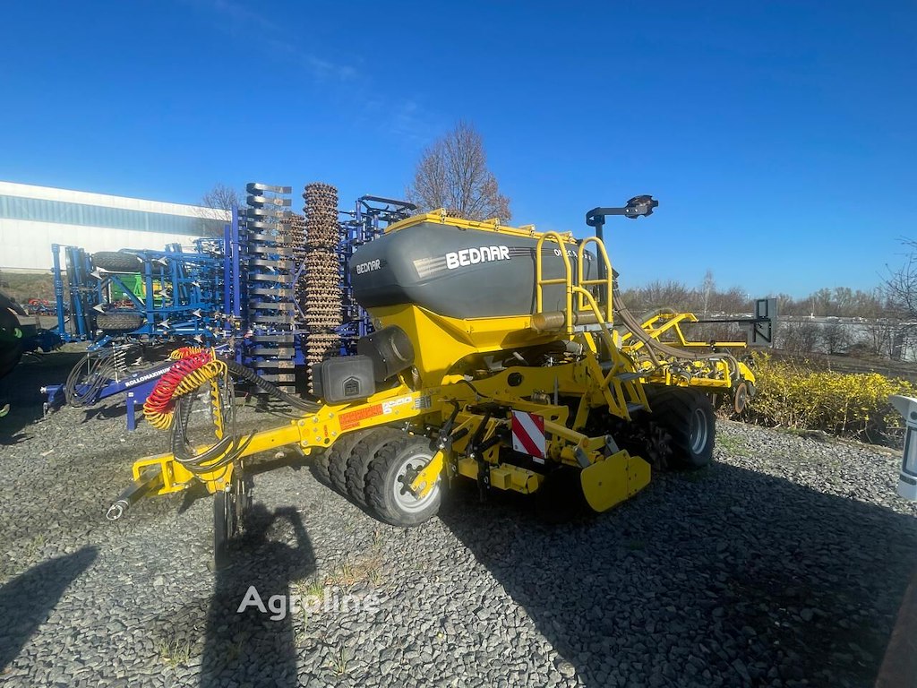 Bednar OO 3000 l pneumatska sejalica