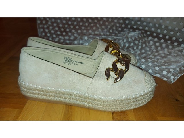 Nove espadrile špagerice