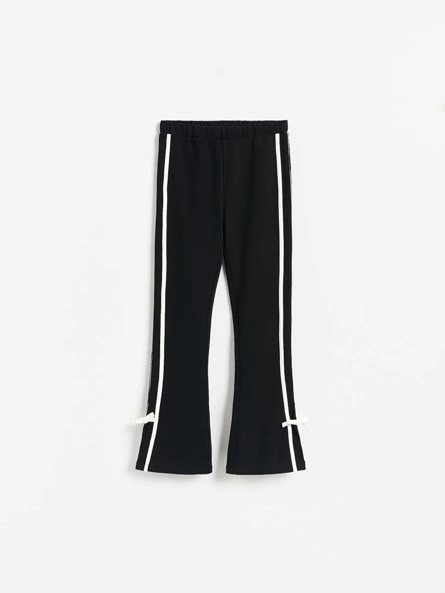 Pantalone sa bočnom trakom