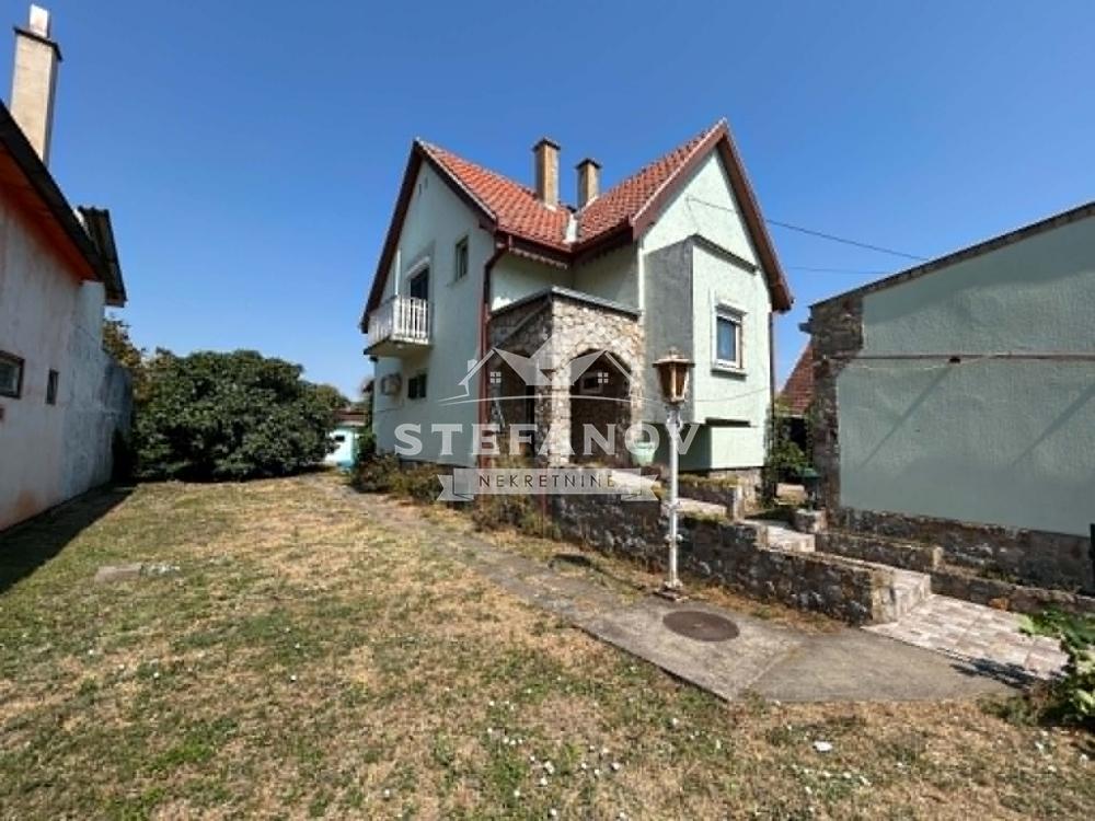 Spratna kuća sa bazenom na Zelenom polju ID#2037
175.000 €
