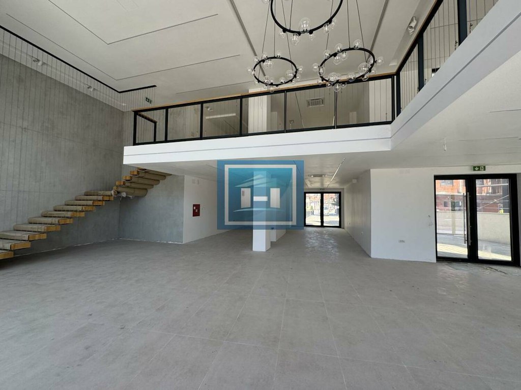Poslovni prostor / Lokal, Paraćin | Izdavanje · 255m² · 2.400€